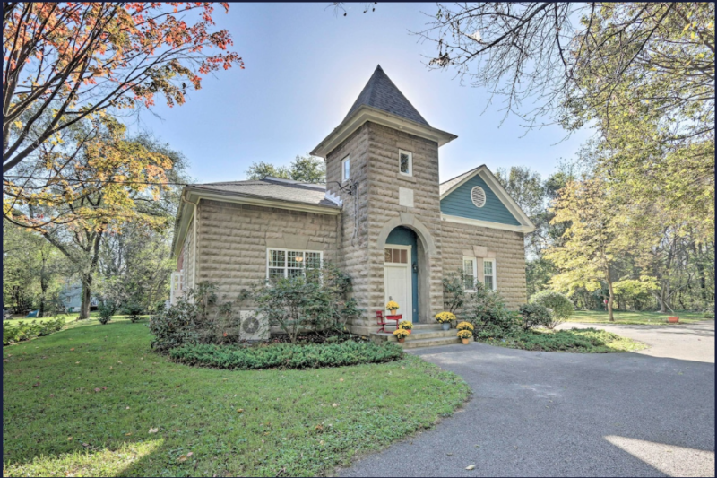 Step Back in Time: Vintage Schoolhouses Turned Vacation Getaways - Pam Gann
